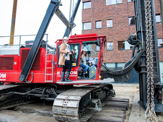 Eerste paal voor nieuwbouw de grond in | Hogeschool Leiden